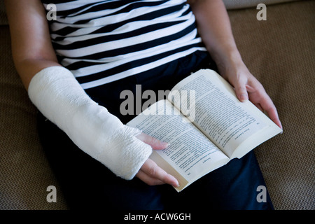 EINE GEBROCHENEN RECHTEN ARM COLLES FRAKTUR GESETZT IN GIPS AUS DER ...
