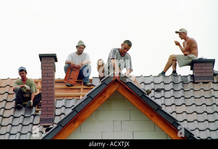 Dachdecker bei der Arbeit, Polen Stockfoto, Bild: 13248470 - Alamy