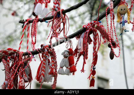 Martenitsa - traditionelle bulgarische Custom - roter Hintergrund mit ...