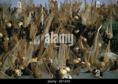 NIGERIA Westafrika nördlich Argungu Massen der Zuschauer und ...