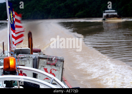 Ausdrückliche Longboat in Batang Rajang zwischen Sibu und Kapit ...
