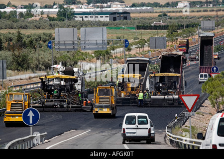 agglomerieren Sie Asphalteinbau Werke in eine Autobahn Stockfoto, Bild ...