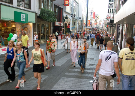 Die Hohe Straße, eine belebte Einkaufsstraße in Köln, West Germany. Die ...