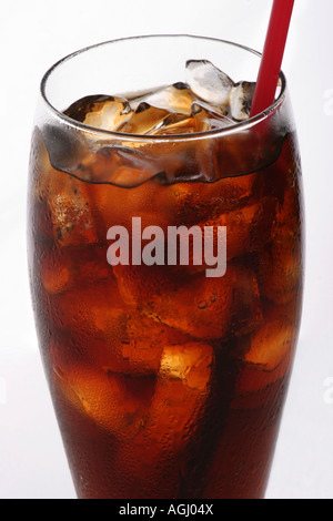 Extreme Nahaufnahme eines Glases Coca Cola Hi-res mit Eiswürfeln und ...