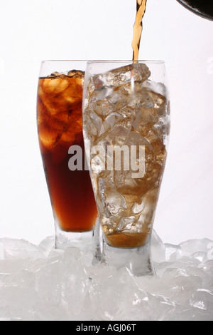 Nahaufnahme des Gießens einer Coca Cola in das Glas mit Eiswürfeln das ...