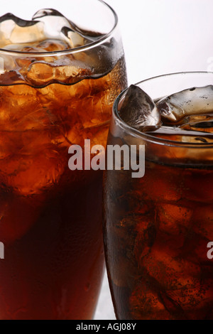 Extreme Nahaufnahme eines Glases Coca Cola mit Eisstroh, um Eiswürfel ...
