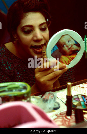 Eine Frau schminkt eine Tänzerin der Samba-Schule von Mocidade Alegre ...
