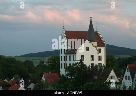 Die Stadt Engen im Hegau-Landschaft, am Rücken der Vulkan Hohenhewen ...