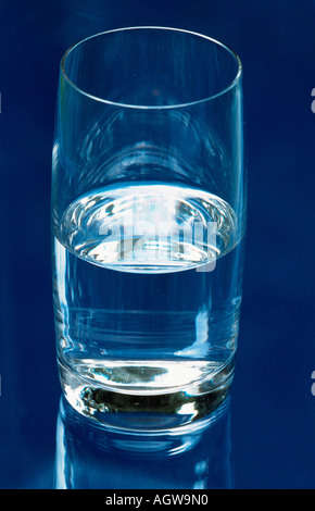 Becher mit Wasser / Trinkglas Mit Wasser Stockfoto, Bild: 8164388 - Alamy
