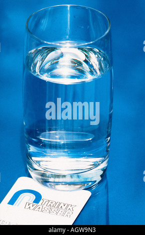 Becher mit Wasser / Trinkglas Mit Wasser Stockfoto, Bild: 8164388 - Alamy