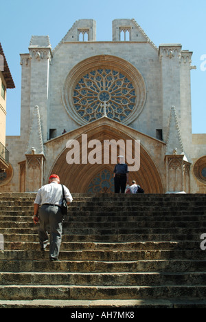 Touristen und historische Kathedrale von Tarragona, Rosenfenster und ...