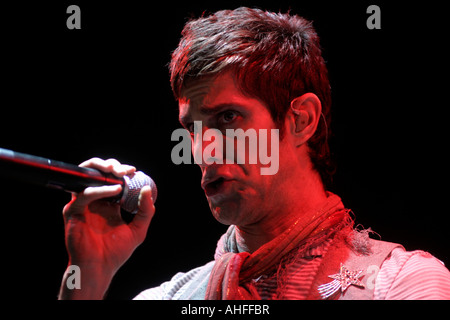 Perry Farrell und seine Band Satellite Party posieren hinter der Bühne ...
