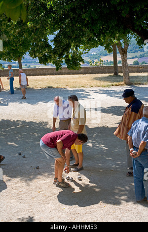 MENSCHEN SPIELEN BOCCIA BOULE SAULT PROVENCE FRANKREICH Stockfotografie ...