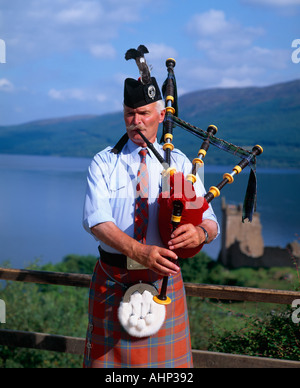 Piper, Urquhart Castle, Loch Ness, Highland, Schottland, Großbritannien ...