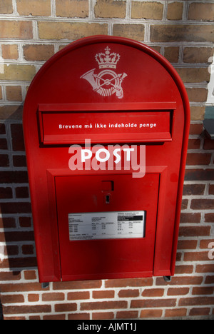 Roten Briefkasten für die dänische Post Post Danmark Nysted, Dänemark ...