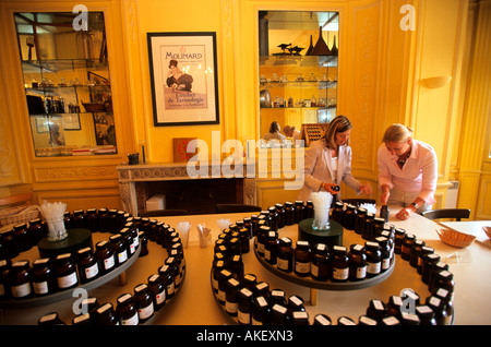 Frankreich, Cote d Azur, Grasse, Parfümfabrik Molinard Stockfotografie ...