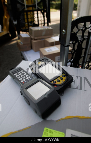 Ein deutscher und ein Schweizer Scanner für Post-Pakete Stockfotografie ...