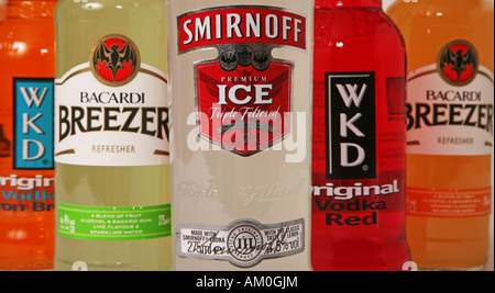Alkopops Alcopops Smirnoff Ice Wkd Breezer Teen trinken Stockfotografie ...