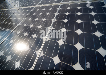 Polykristalline Silizium-Solarzellen in einem Solarmodul Stockfoto ...