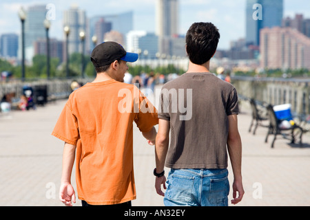 Zwei Jungs im Teenageralter miteinander reden Stockfoto, Bild: 7274096 ...
