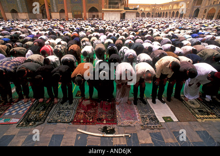 Sunniten und Schiiten gemeinsam beten in Imam Musa Kazim Moschee ...