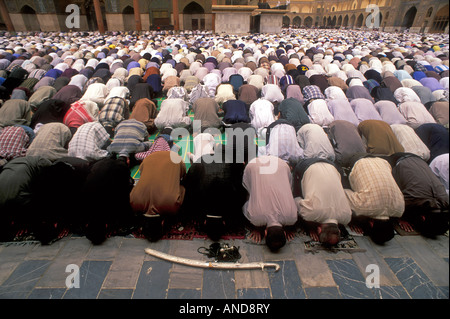Sunniten und Schiiten gemeinsam beten in Imam Musa Kazim Moschee ...