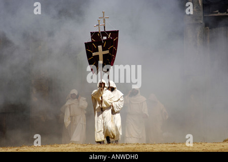 Mönche in weißen Kutten trägt rote Fahnen mit Kreuz sind befog, Ritter Festival Kaltenberger ...