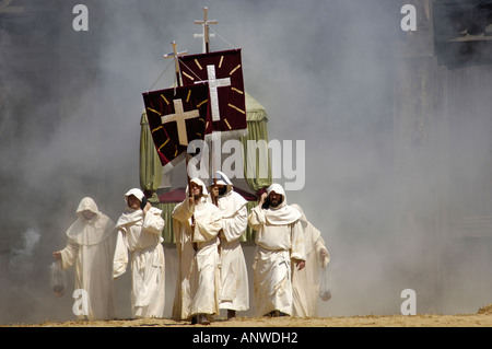Mönche in weißen Kutten trägt rote Fahnen mit Kreuz sind befog, Ritter Festival Kaltenberger ...