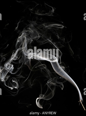 Räucherstäbchen und Rauch von der Räucherstäbchenverbrennung. Schöner ...