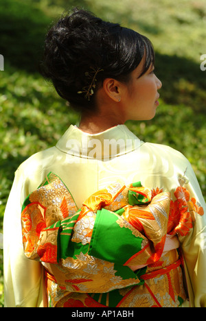 Junge Japanerin Kimono kniet neben den Steingarten an Ryōan-Ji, Kyoto ...