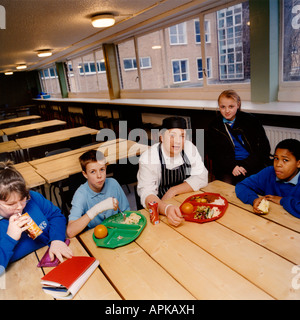 Britische TV-Koch Jamie Oliver kocht wie er sein neue Buch präsentiert ...