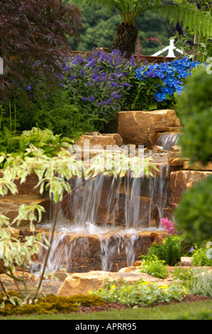 Tatton Flower Show Sandstein Steingarten mit Wasserfall Stockfotografie ...