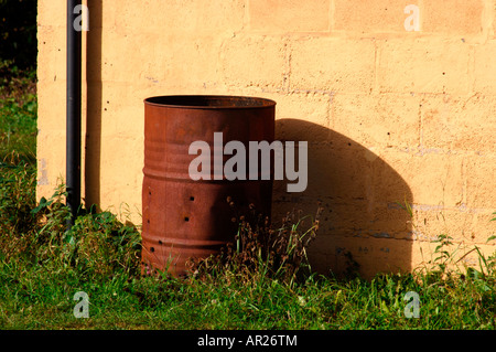 Bunt bemalte alte Ölfass umgebaut Mülltonne, Grenada Stockfotografie ...