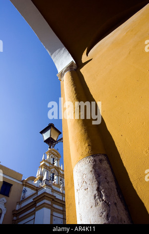 Blick durch den Bogen der Macarena, Tor der alten Stadtmauer Sevilla ...