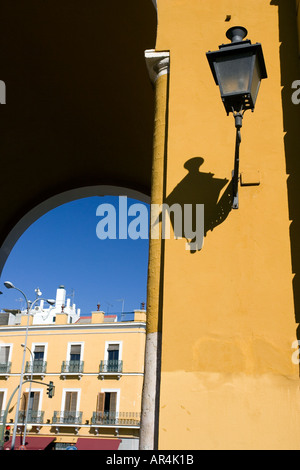 Blick durch den Bogen der Macarena, Tor der alten Stadtmauer Sevilla ...