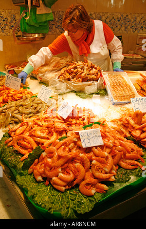 Weibliche Fischhändler frische Muscheln am Schalter im Mercado De La ...