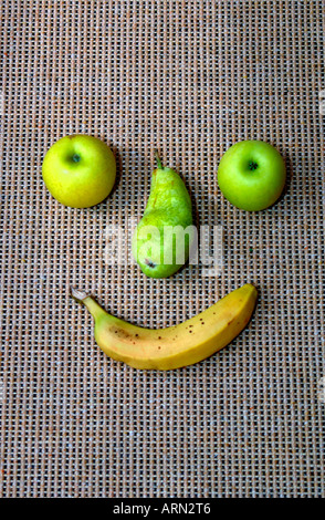 Lächelnde Gesicht von Birne, Apfel und Banane Stockfotografie - Alamy