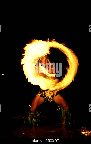 Spektakuläre polynesisches Feuer Tänzer unterhält Touristen bei einem ...