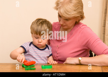 Großmutter Nanny ältere Mutter Tagesmutter liest vor Sohn Enkel, der im ...