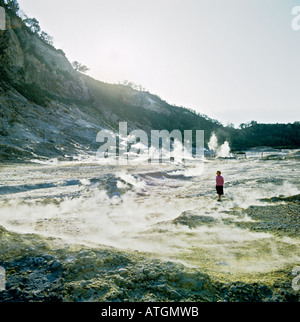 Solfatara Vulkan. Dampf & schwefelhaltige Dämpfe steigen aus Fumerole ...