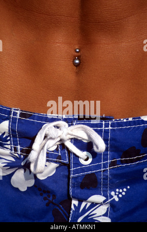 Bauch piercing, Bauchnabel-piercing Stockfoto, Bild: 56356459 - Alamy