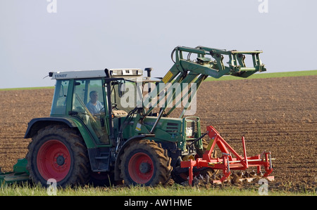 Der Traktor mit einem Pflug Pflüge eine Wiese Stockfotografie - Alamy