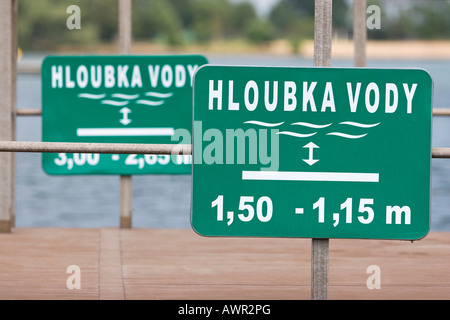 Warnschild Wassertiefe, Alaunsee, Tschechische Republik Stockfoto, Bild ...