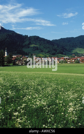 Blick auf Reit Im Winkel im Chiemgau Bayern Deutschland Stockfotografie ...