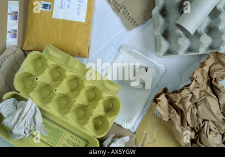 Umweltfreundliche Verpackung aus recyceltem Papier. Karton und Papier ...