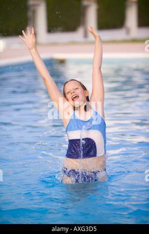 SPANIEN IBIZA 10 JÄHRIGE MÄDCHEN KIND WEIBLICH LIEGEND AUF AUFBLASBARE ...