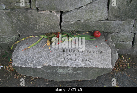 Die Gedenkstätte Sitz, Sarah Wildes, 10. Juni 1692, in Salem Witch Trials Memorial, Salem, MA ...