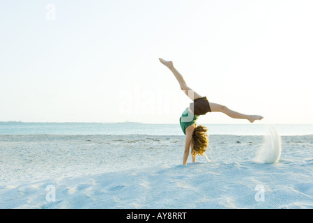 Mädchen Turnen vor weißem Hintergrund Stockfoto, Bild: 93600654 - Alamy