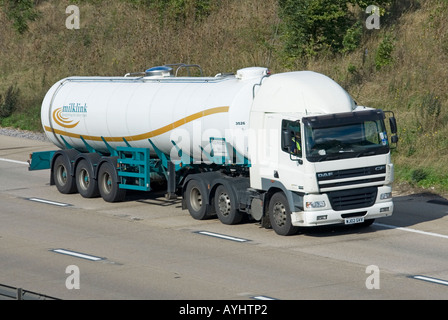Milch-LKW auf der Autobahn Stockfoto, Bild: 215234855 - Alamy