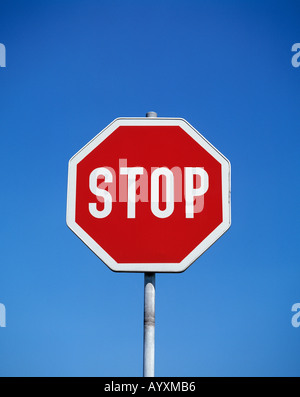 Stop-Schild Stoppschild Vor Blauem Wolkenhimmel Stockfoto, Bild ...